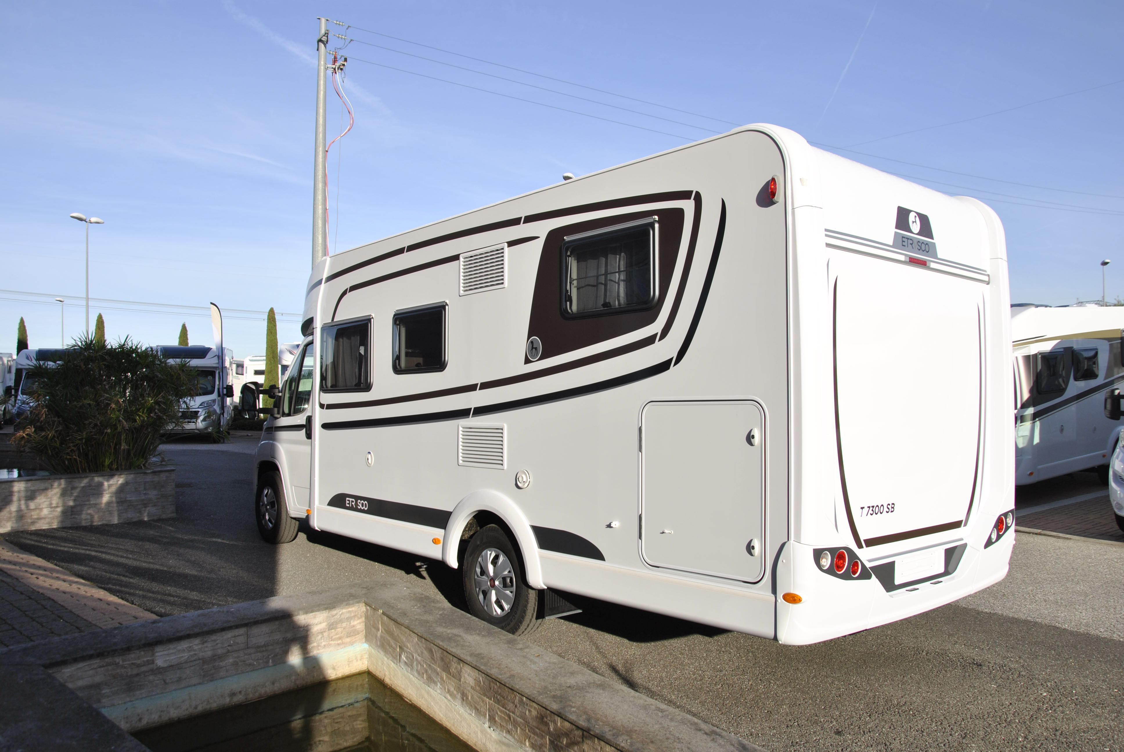 Camper Semintegrale Etrusco T7300sb semintegrale con letti gemelli e ...
