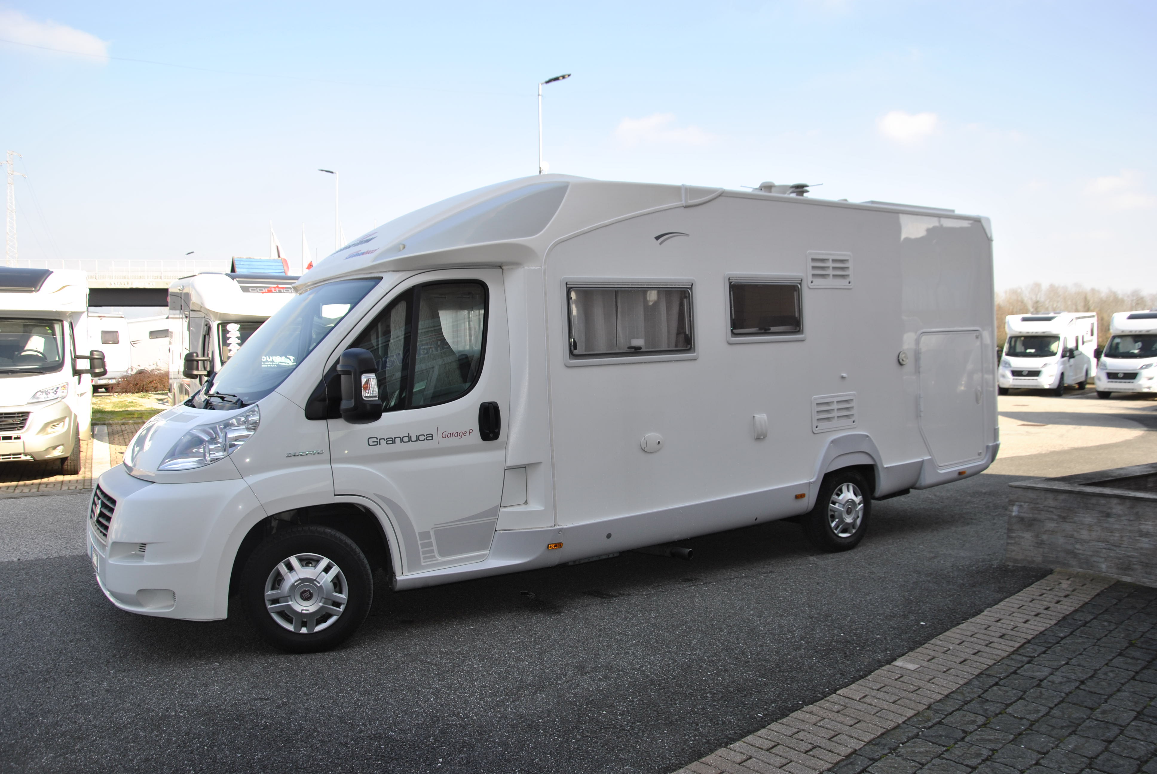 Camper Semintegrale Roller Team Granduca Garage P - Caravanbacci ...