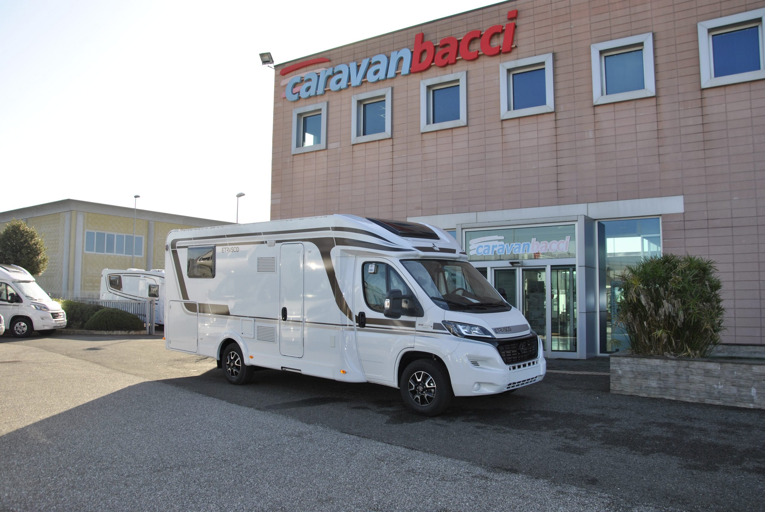 Camper Semintegrale None Etrusco T 7400 QB - Caravanbacci