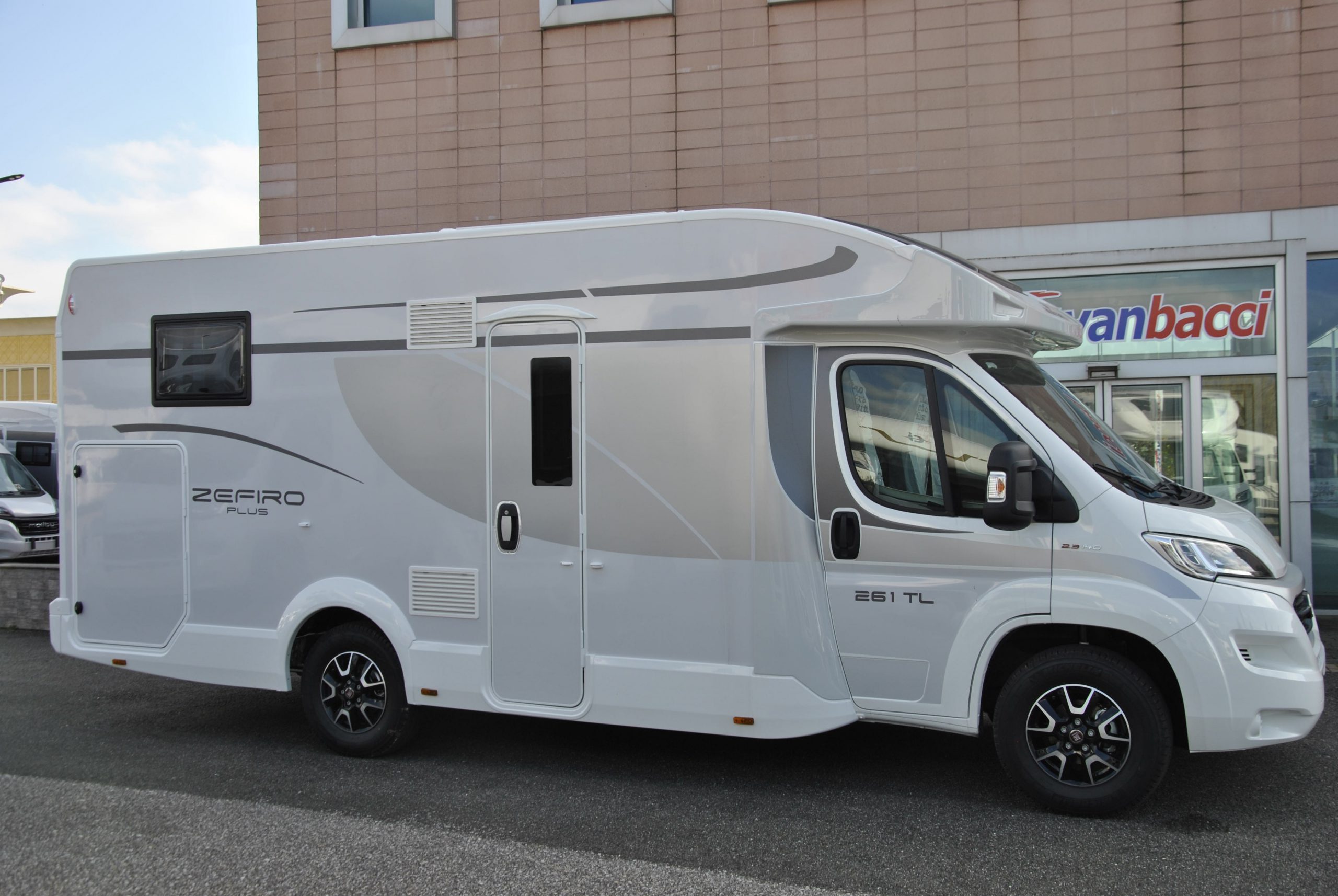 Camper Semintegrale None Roller Team Zefiro 261 TL - Caravanbacci