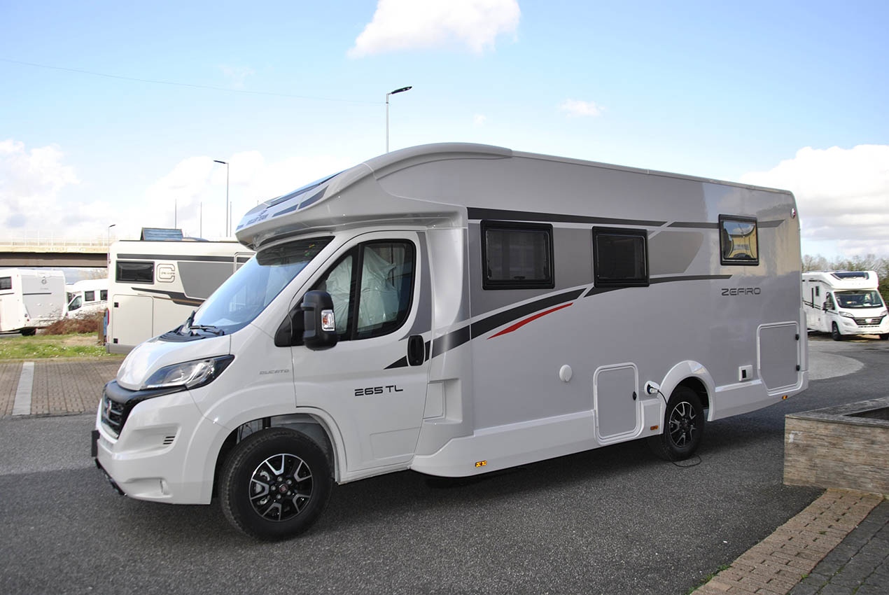 Camper Semintegrale Noleggio Roller Team Zefiro 265 TL - Caravanbacci